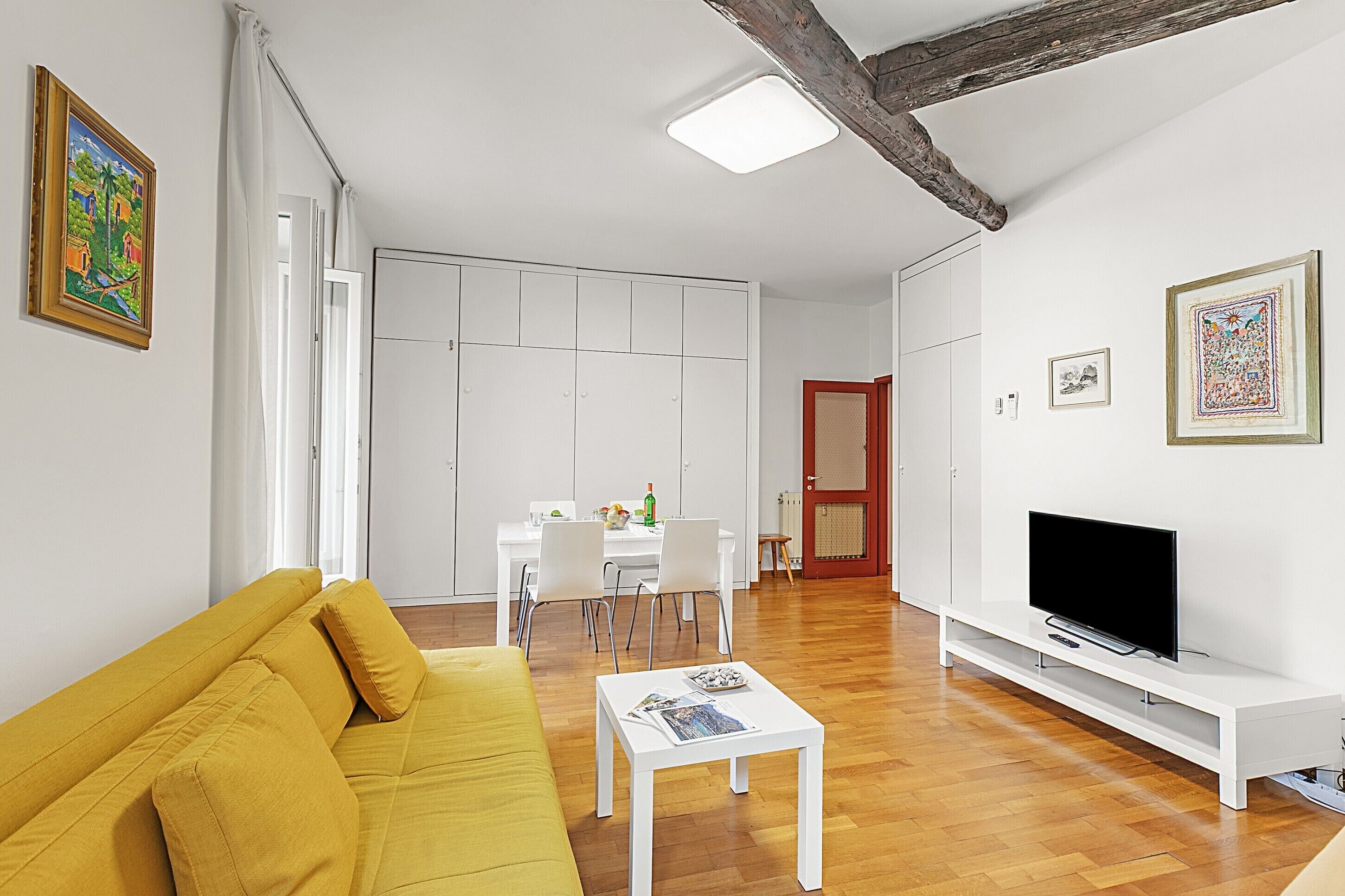Apartamento família, vários quartos, ao lado do lago (Bogliaco Lake Front) | Área de estar | Smart TV 21 polegadas com canais a cabo