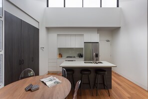 Apartamento | Cozinha privada | Geladeira, micro-ondas, fogão, cooktop