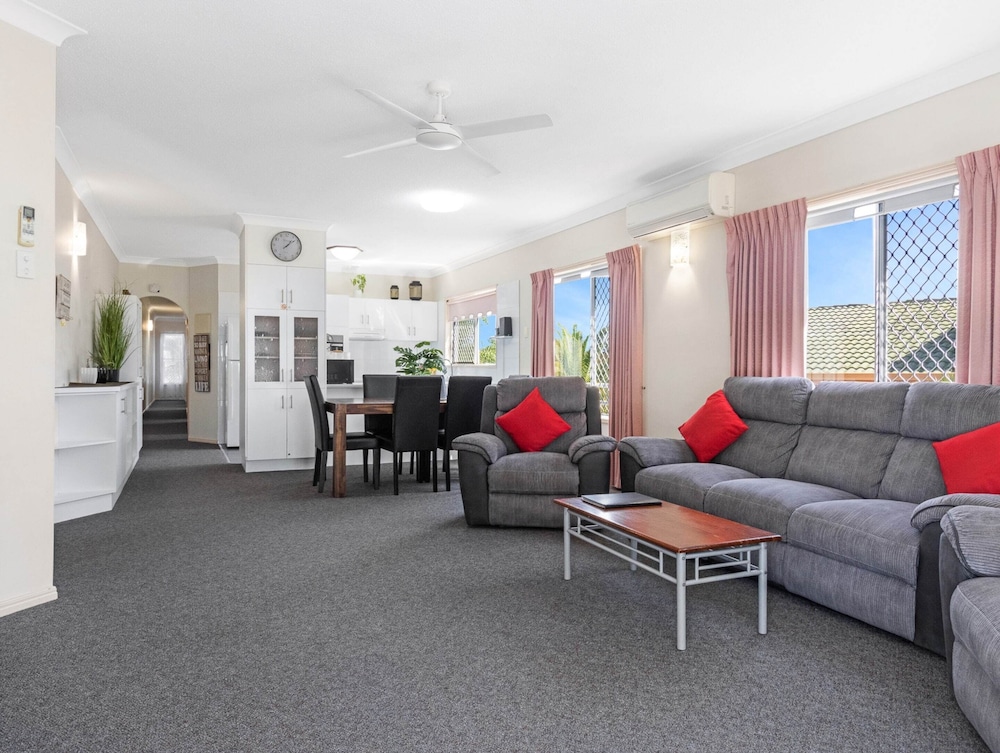 Beachside 2-bed Apartment With Secure Parking - Hervey Bay