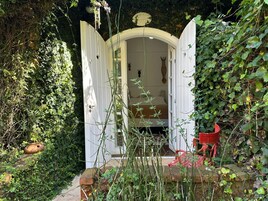 Suíte, sacada, vista para o pátio | Terraço/pátio