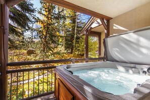 Ski •Soak •Savor Haven – Private Hot Tub, Private Garage - Walk to ...