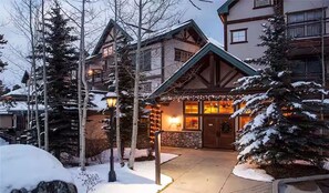 Ski •Soak •Savor Haven – Private Hot Tub, Private Garage - Walk to ...