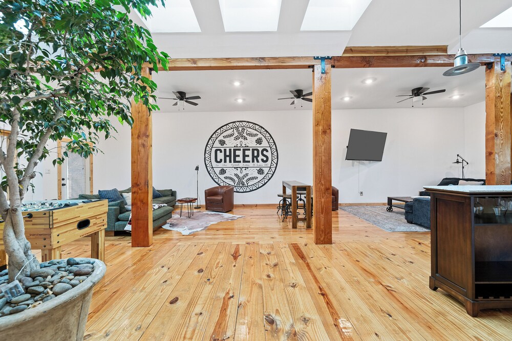 Luxury Gated 3BR w/ Skylight Atrium Near Downtown & Brewery, 30+ Nights ...