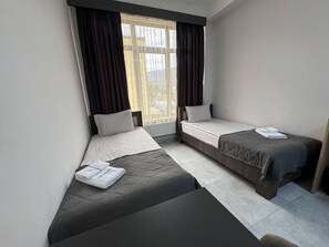 Quarto Twin Standard, vista para a montanha | Secretária, secretária adequada para computadores portáteis 