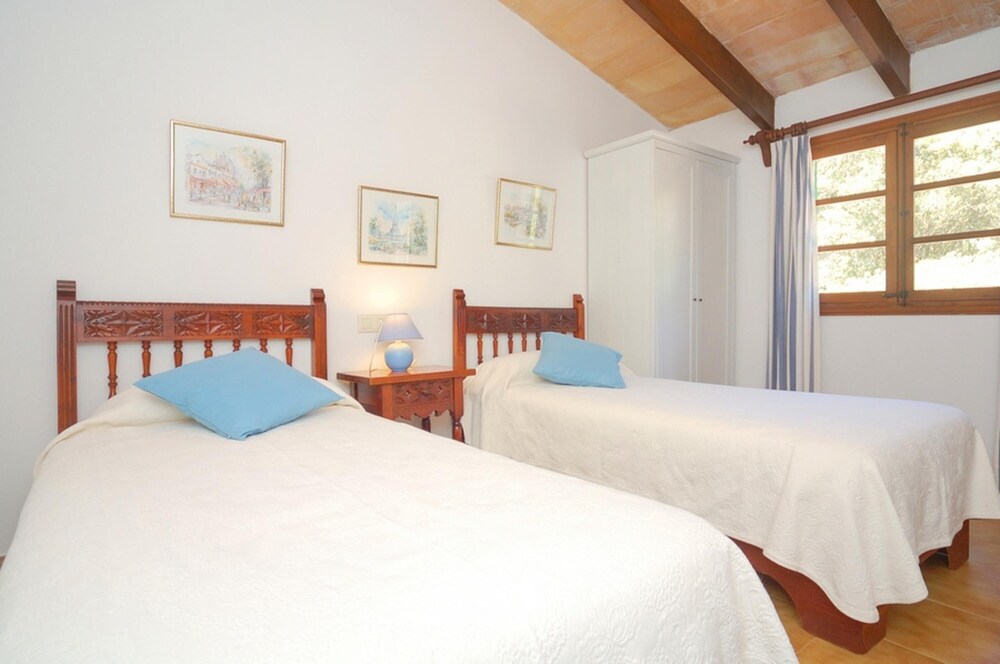 Semi-secluded countryside location with lovely views. Nearby wonderful ...