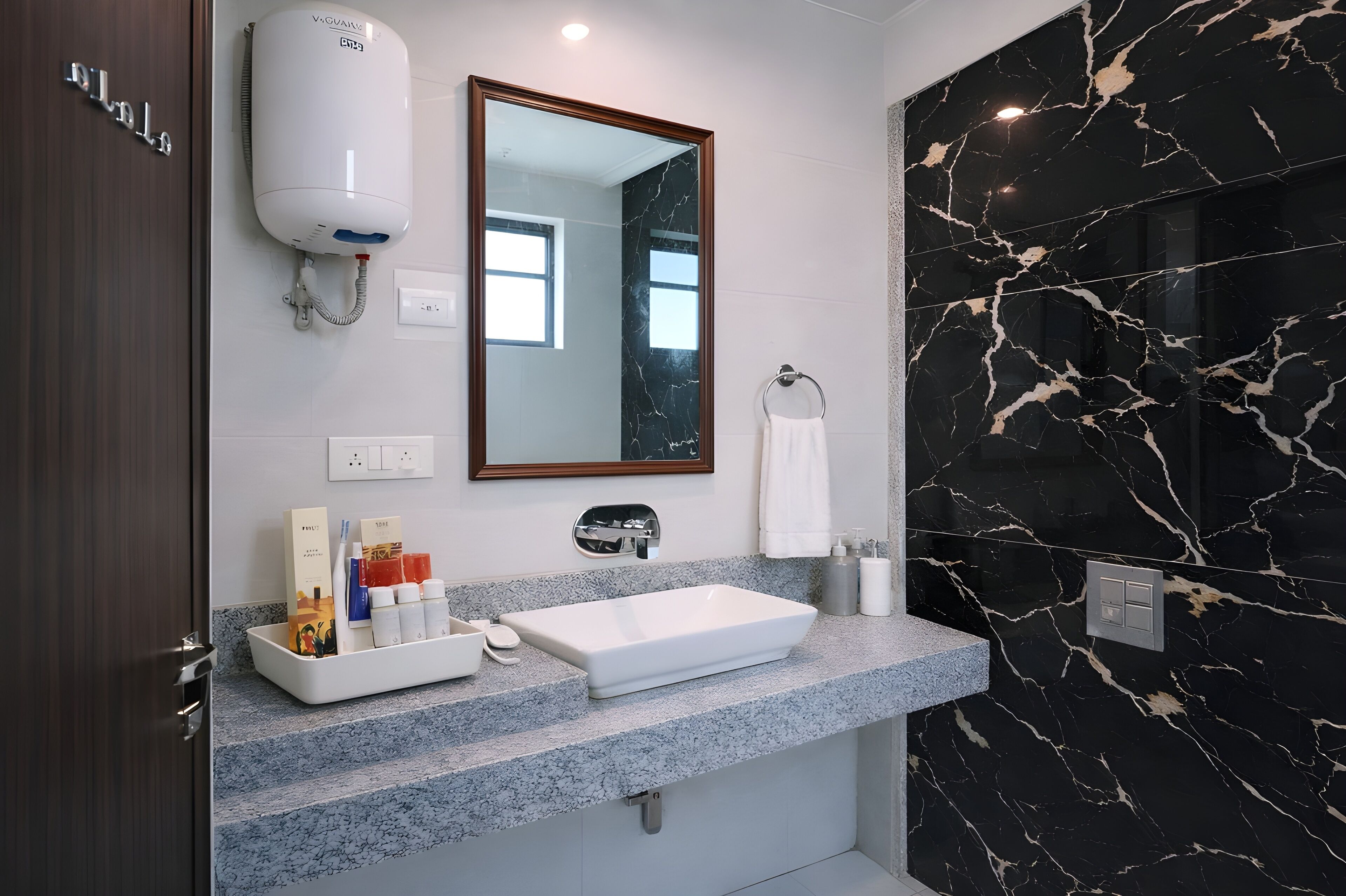 Chuveiro, ducha de hidromassagem, produtos de toalete de grife 