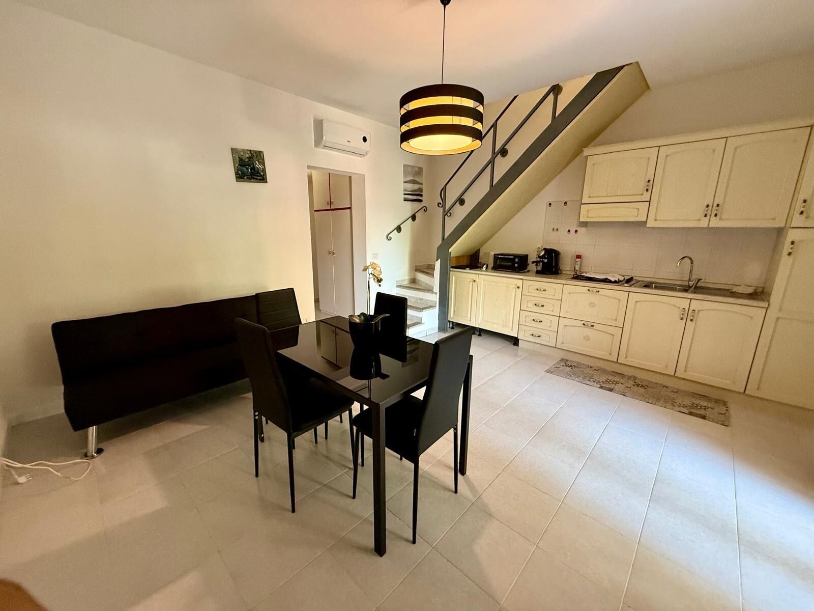 Casa | Kitchenette privada | Um frigorífico/congelador grande, um micro-ondas, um forno 