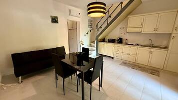 Casa | Kitchenette privada | Um frigorífico/congelador grande, um micro-ondas, um forno