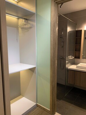 Escrivaninha, espaço de trabalho para notebook, Wi-Fi de cortesia