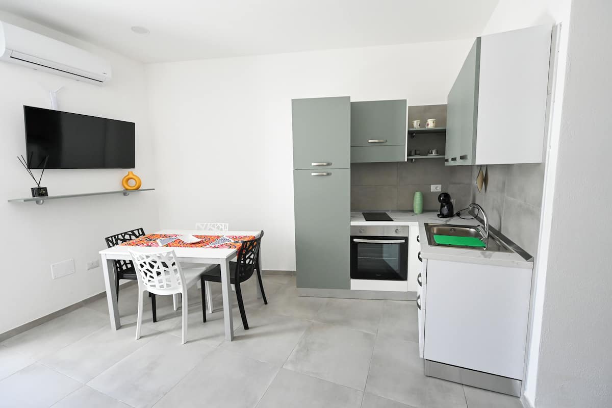 Apartamento conforto (Giulia) | Cozinha privada | Geladeira grande, fogão, cooktop, cadeirão de bebê