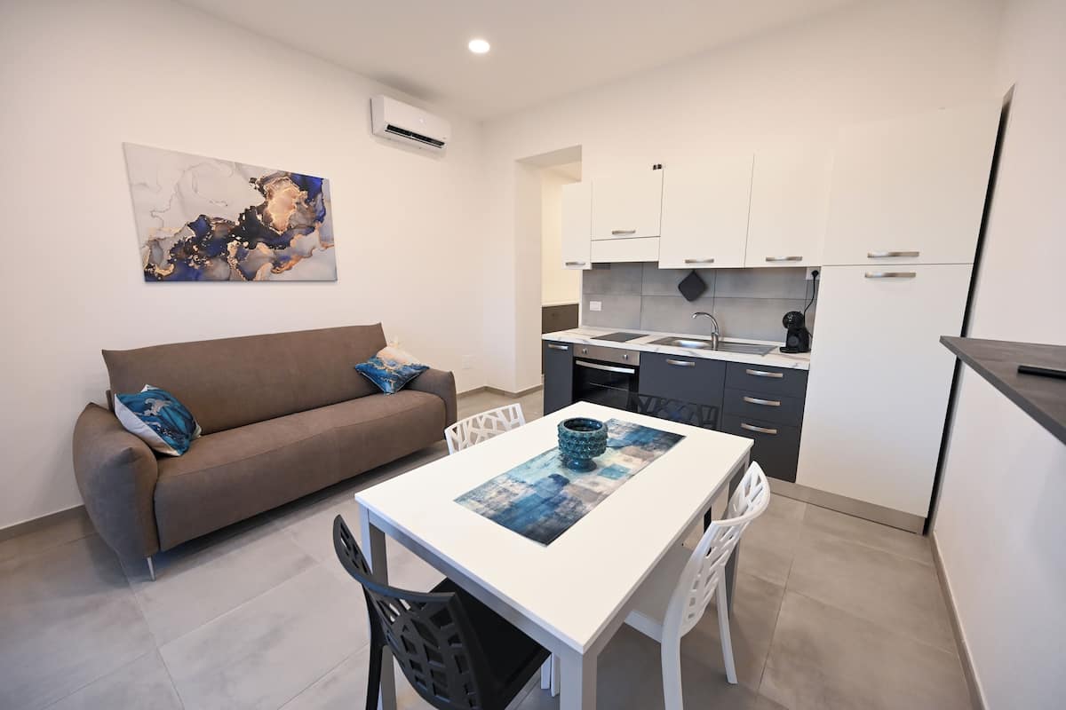 Apartamento família (Caedicia Victrix) | Cozinha privada | Geladeira grande, fogão, cooktop, cadeirão de bebê
