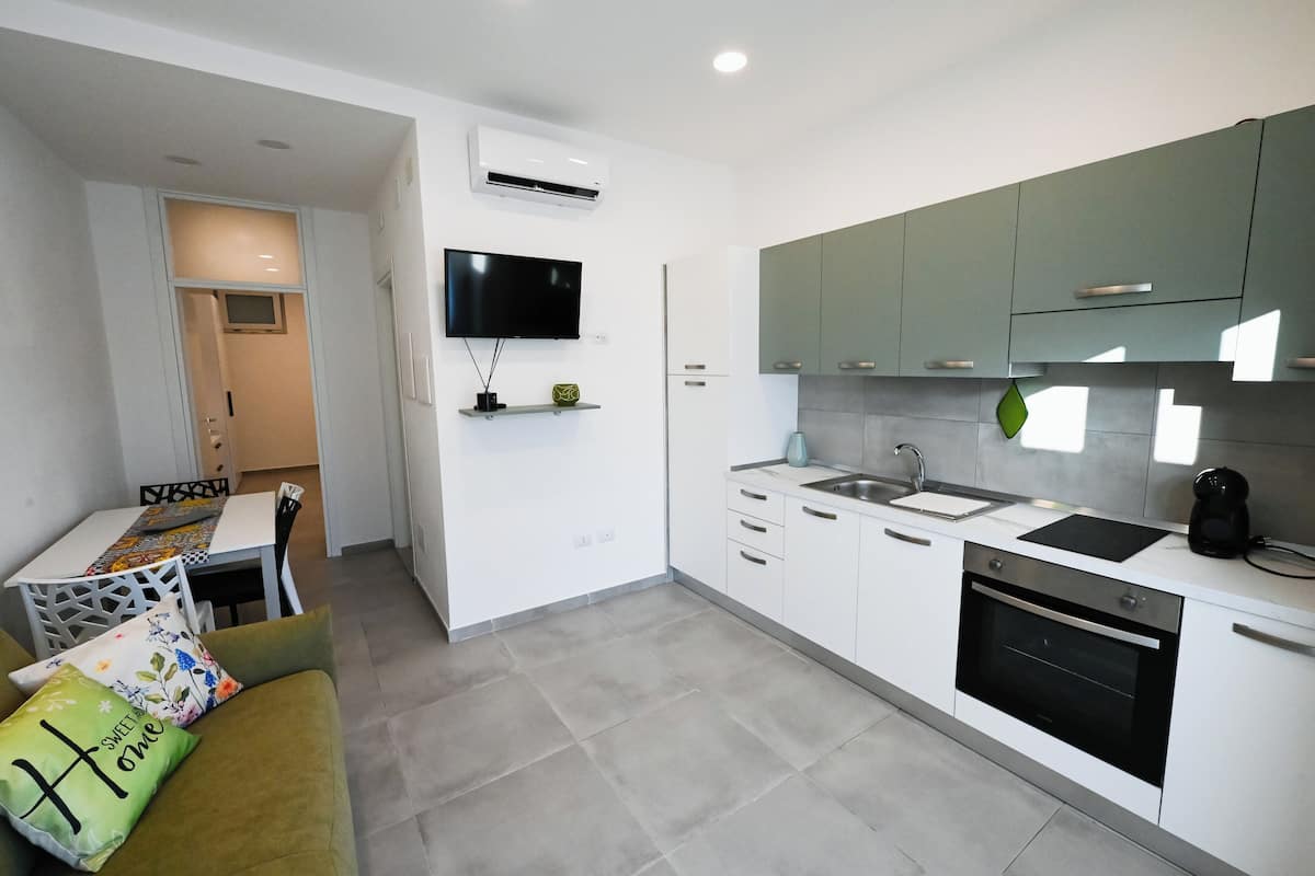 Apartamento conforto (Ottavia) | Cozinha privada | Geladeira grande, fogão, cooktop, cadeirão de bebê