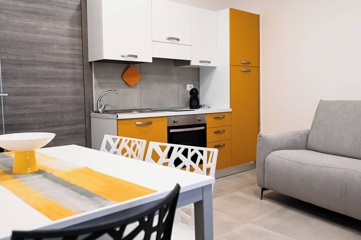 Apartamento conforto (Julia Domna) | Cozinha privada | Geladeira grande, fogão, cooktop, cadeirão de bebê