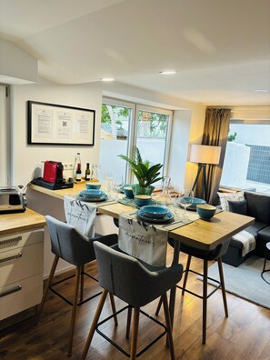 Apartamento luxo, 1 cama Queen e sofá-cama, para não fumantes, aceita animais de estimação | Área de estar | TV de tela plana 55 polegadas com canais via satélite