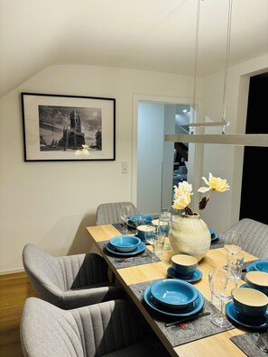 Apartamento Deluxe, 2 quartos, aceitam-se animais de estimação, vista para a colina | Cozinha privada | Um frigorífico/congelador grande, um forno, uma placa de cozinha 