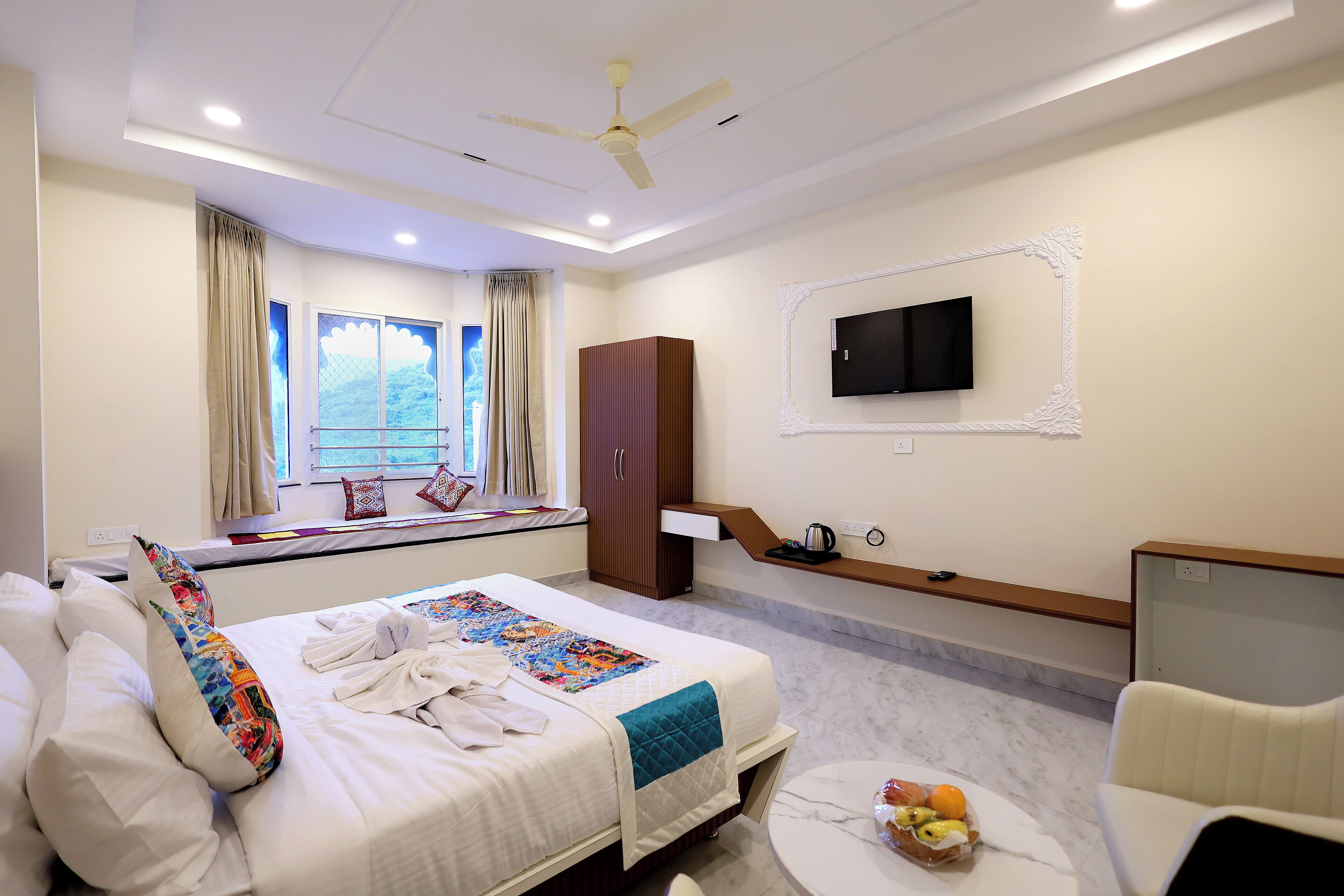 Quarto de Luxo, vista para a colina | Secretária, secretária adequada para computadores portáteis 