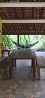 Casa básica, vista para o pátio | Área de estar