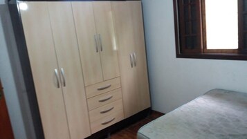 Casa básica, vista para o pátio | Área de estar