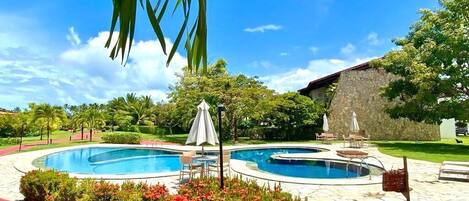 3 piscinas exteriores