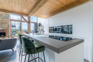 Villa | Cozinha privada | Uma chaleira elétrica, uma cadeira de bebé, utensílios de cozinha 