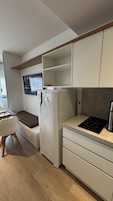 Estúdio | Cozinha privada | Um frigorífico, uma placa de cozinha, utensílios de cozinha 