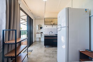 Vila básica | Cozinha privada | Geladeira grande, micro-ondas, fogão, cooktop