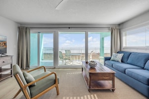 Condo conforto, vista para a praia | Área de estar | TV