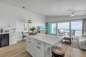 Apartamento Deluxe em Condomínio Fechado, vista para a praia | Sala de estar | Televisor, leitor de DVD 