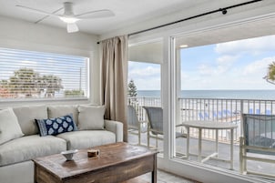 Condo família, vista para o oceano | Área de estar | TV