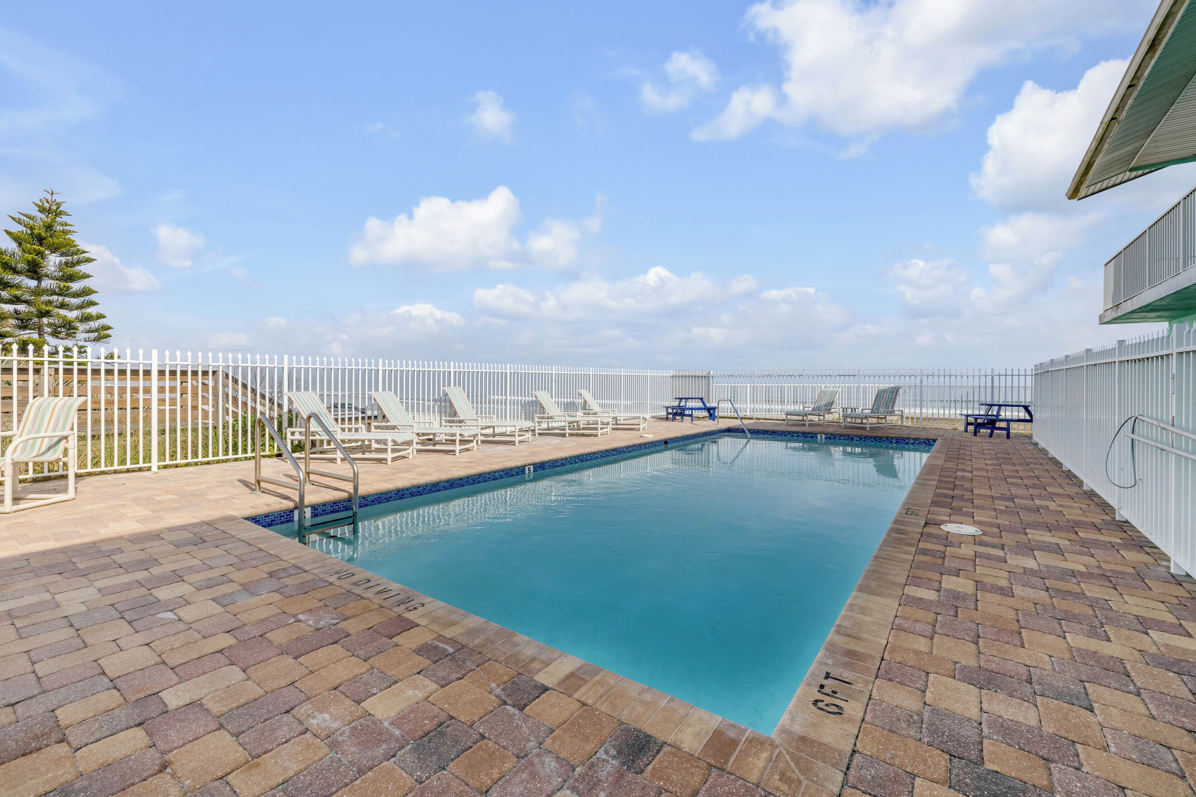 Piscina externa, espreguiçadeiras