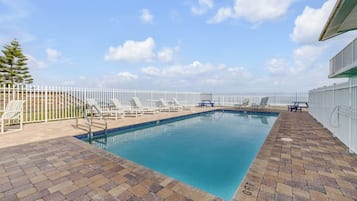 Piscina externa, espreguiçadeiras