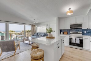 Condo família, sacada, vista para o oceano | Cozinha privada