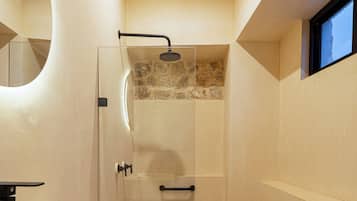 Um polibã, artigos de higiene pessoal grátis, toalhas fornecidas, sabão