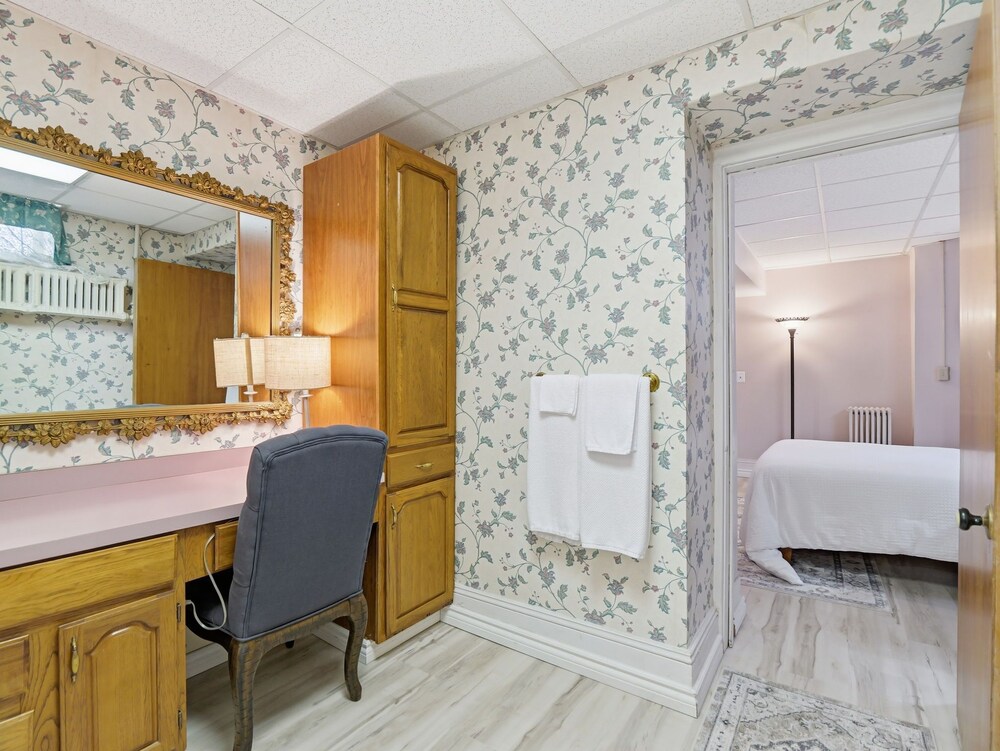 Old Library Inn - Dickens Suite Reviews, Deals & Photos 2026 - Vrbo