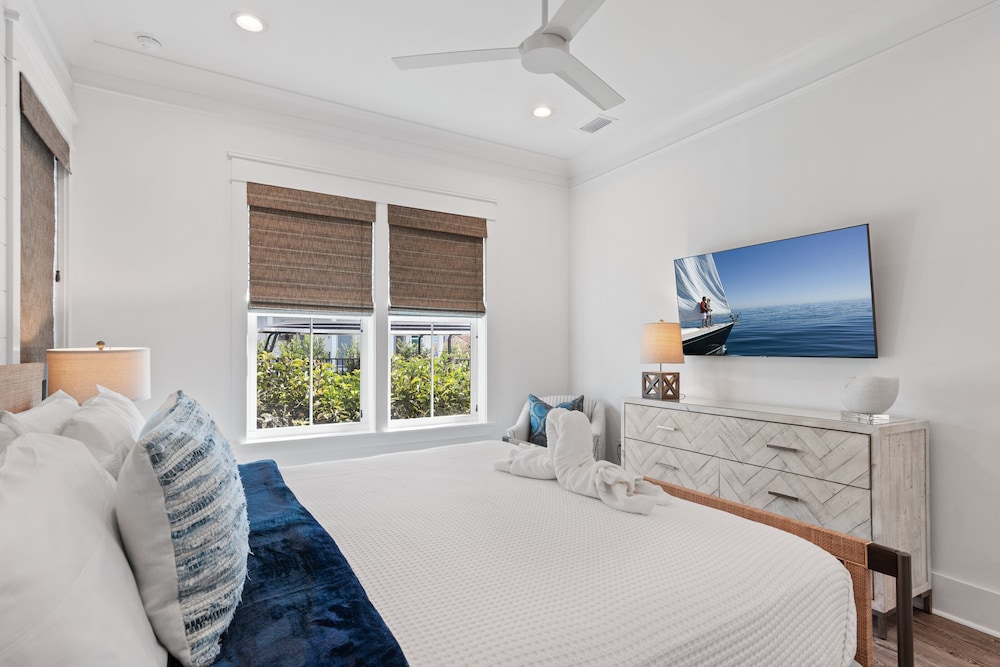 6 Bedrooms | 6.5 Bathrooms | Sleeps 22 - Miramar Beach | Vrbo