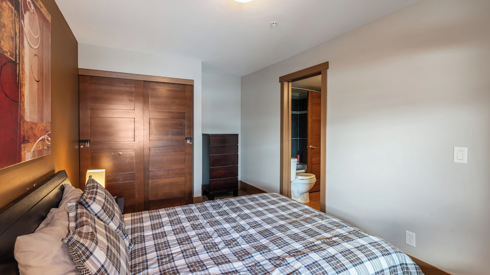 Raven's Nest - Mtn View & Hot Tub - British Columbia