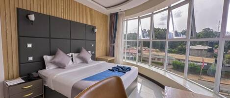 Quarto Duplo Superior, Vista para a cidade | Wi-fi grátis, roupa de cama fornecida