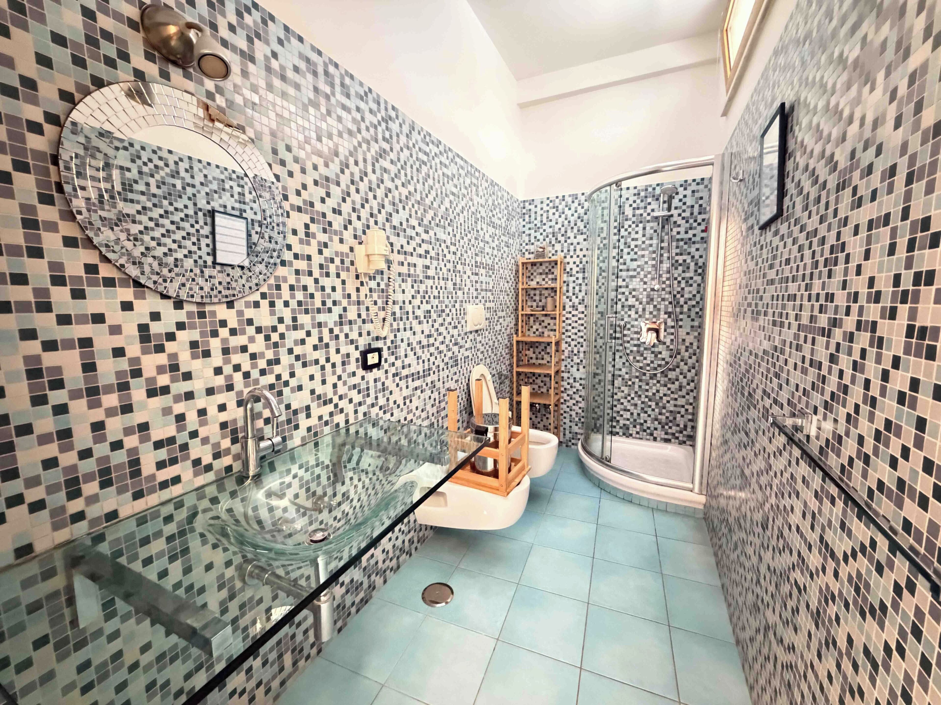 Suite Júnior | Casa de banho | Um secador de cabelo, toalhas fornecidas, sabão, champô 