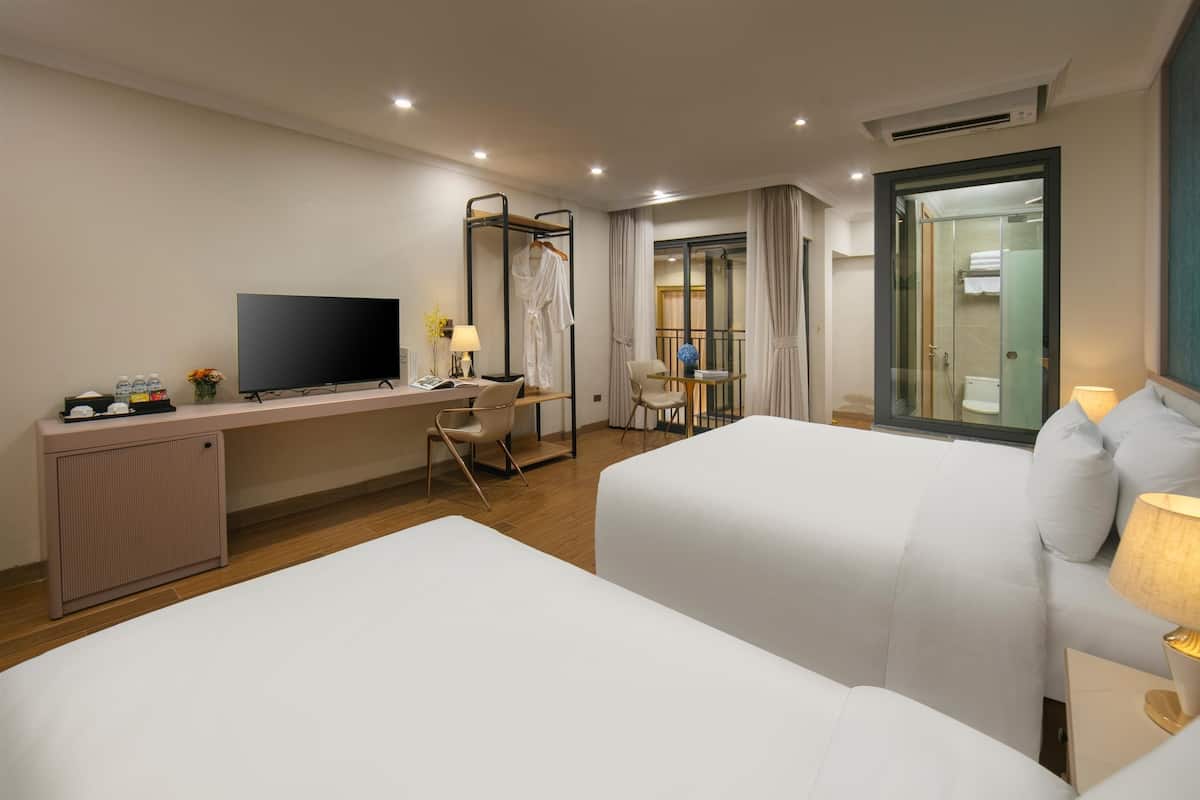 Quarto Triplo Deluxe, não fumadores, vista para o pátio | Minibar, cofre no quarto, secretária