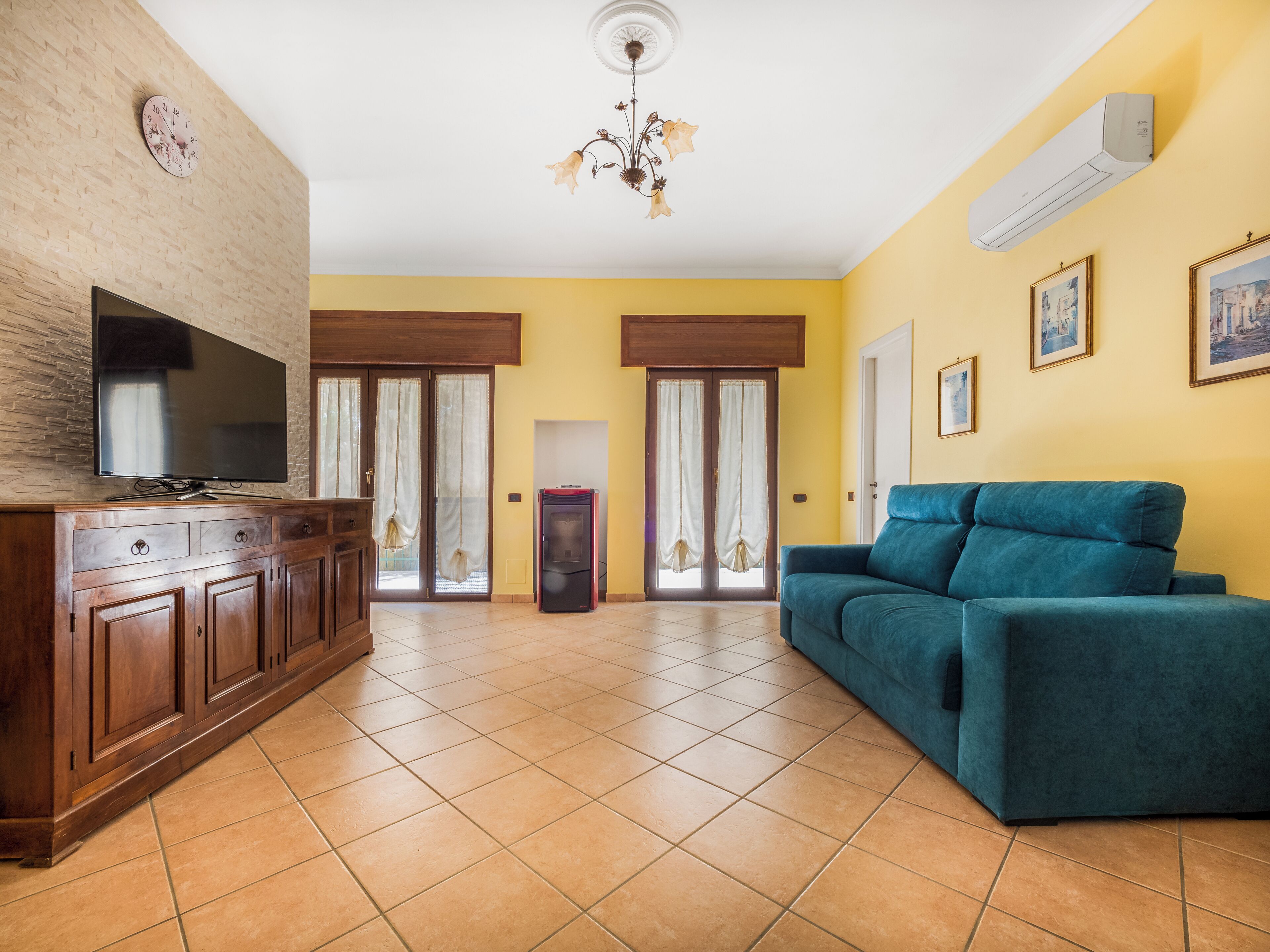 Apartamento família | Área de estar | TV de tela plana 46 polegadas com canais digitais