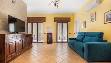 Apartamento família | Área de estar | TV de tela plana 46 polegadas com canais digitais