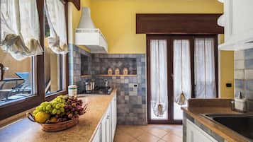 Apartamento família | Cozinha privada | Geladeira, micro-ondas, fogão, cooktop