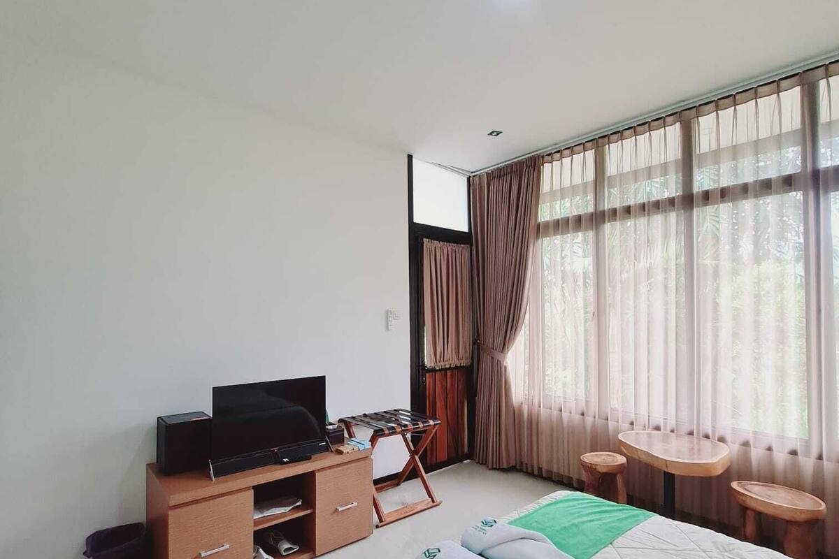 Quarto standard, 1 cama King | Escrivaninha, espaço de trabalho para notebook, Wi-Fi de cortesia