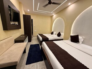 Quarto casal ou duplo luxo, vista para a cidade | Espaço de trabalho para notebook, Wi-Fi de cortesia