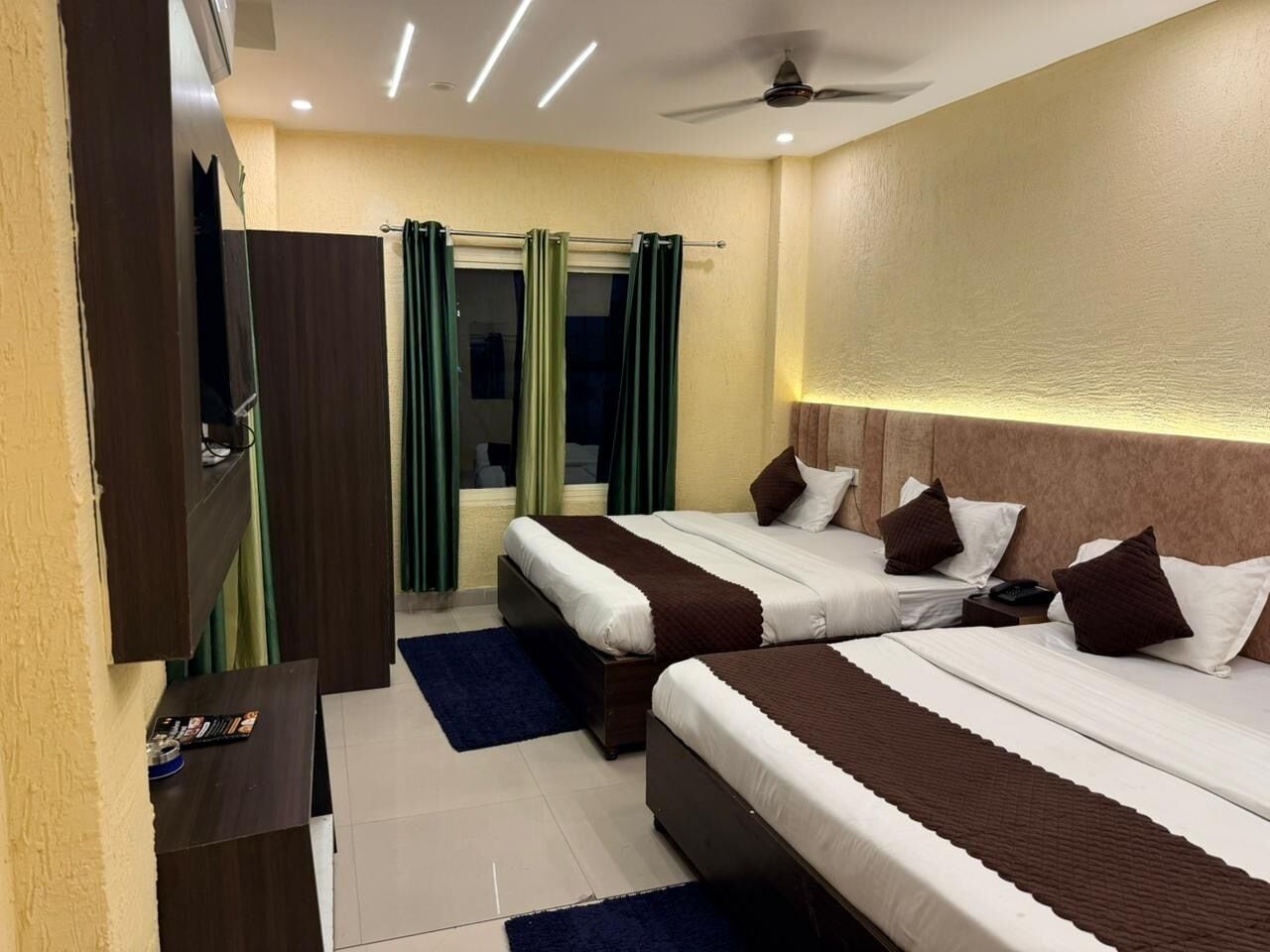 Quarto casal ou duplo luxo, vista para a cidade | Espaço de trabalho para notebook, Wi-Fi de cortesia