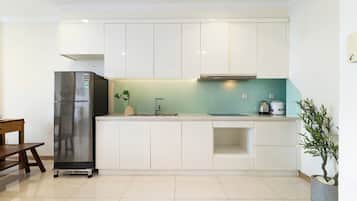 Um frigorífico/congelador grande, um micro-ondas, um forno