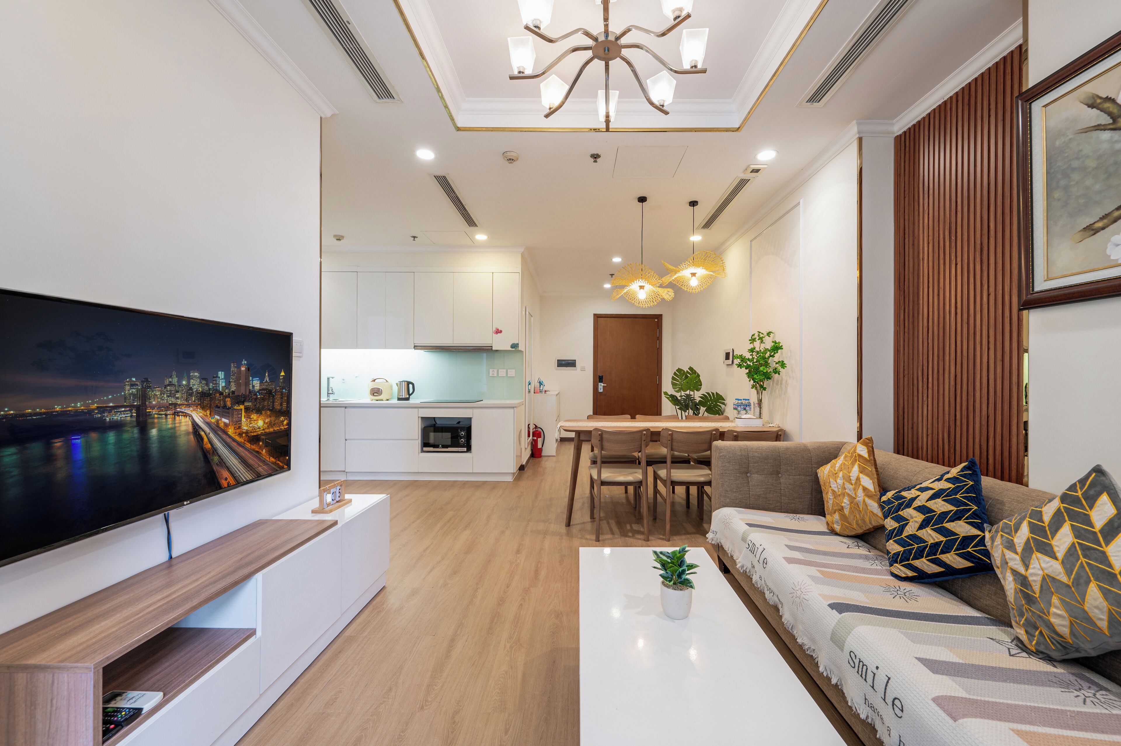 Apartamento luxo, 2 quartos, sacada, vista para o pátio | Área de estar | TV de tela plana, livros