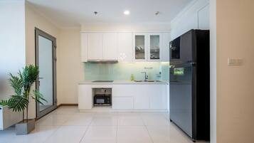 Apartamento Deluxe, 2 quartos, varanda, Vista para a cidade | Cozinha privada | Um frigorífico, um micro-ondas, uma placa de cozinha