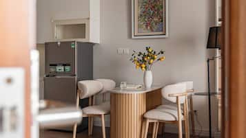 Apartamento Deluxe, 1 cama king-size e sofá-cama, varanda, Vista para a cidade | Sala de estar | TV de ecrã plano, livros