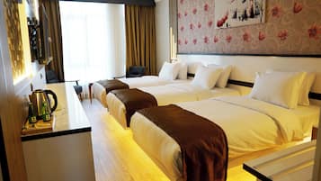 Quarto triplo standard | Camas Select Comfort, frigobar, escrivaninha